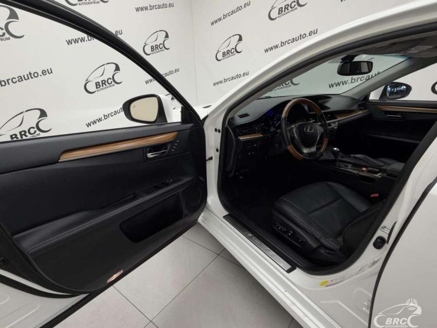 White Lexus ES 300 H 2015 in Vilnius, with an engine capacity of 2.49 L and mileage of 161 thousand km for 11900 €, photo 21 on AUTOMOTO.COM.LV