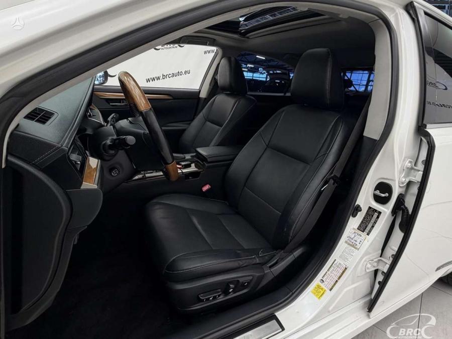 White Lexus ES 300 H 2015 in Vilnius, with an engine capacity of 2.49 L and mileage of 161 thousand km for 11900 €, photo 26 on AUTOMOTO.COM.LV