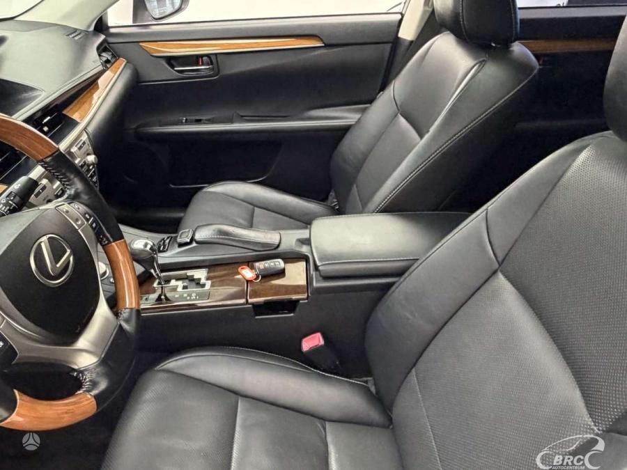 White Lexus ES 300 H 2015 in Vilnius, with an engine capacity of 2.49 L and mileage of 161 thousand km for 11900 €, photo 27 on AUTOMOTO.COM.LV