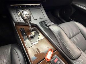 White Lexus ES 300 H 2015 in Vilnius, with an engine capacity of 2.49 L and mileage of 161 thousand km for 11900 €, photo 30 on AUTOMOTO.COM.LV