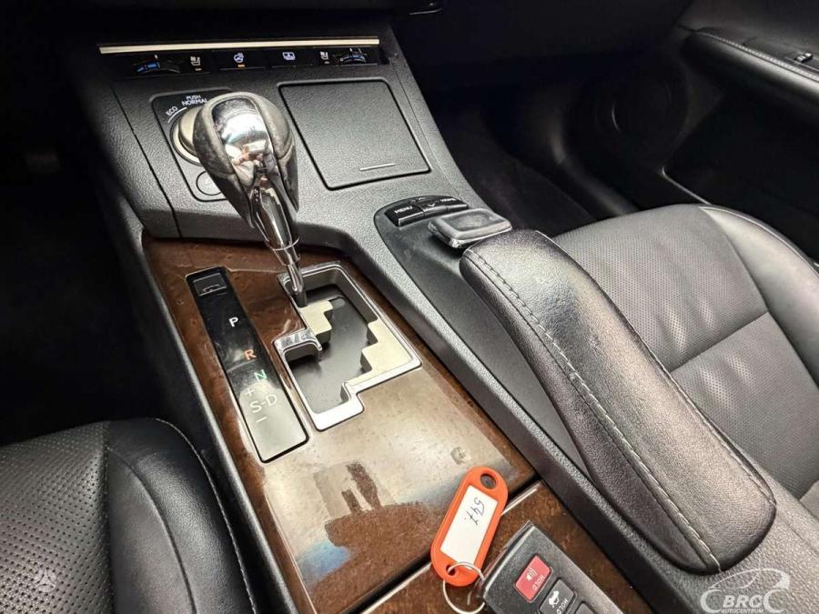 White Lexus ES 300 H 2015 in Vilnius, with an engine capacity of 2.49 L and mileage of 161 thousand km for 11900 €, photo 30 on AUTOMOTO.COM.LV