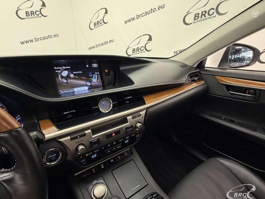 White Lexus ES 300 H 2015 in Vilnius, with an engine capacity of 2.49 L and mileage of 161 thousand km for 11900 €, photo 32 on AUTOMOTO.COM.LV