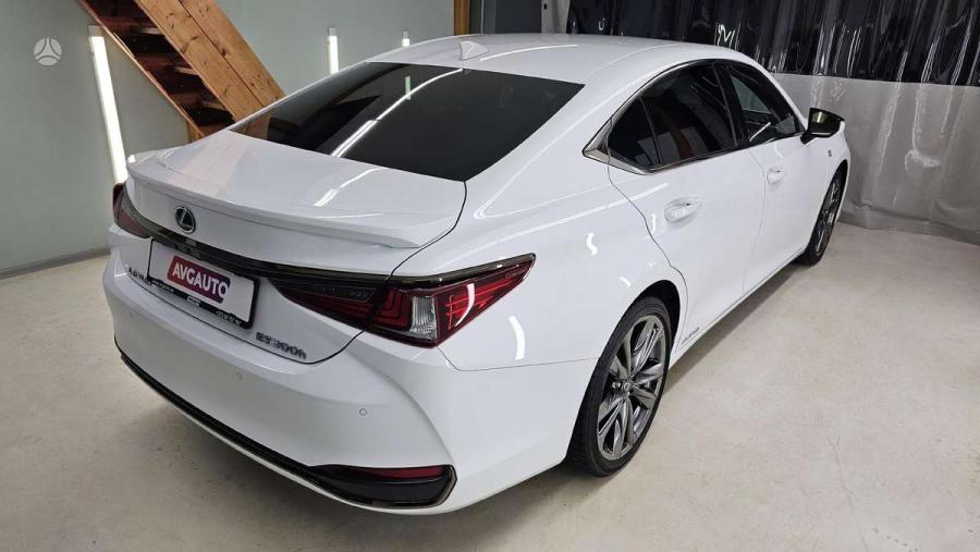 White Lexus ES 300 H 2019 in Tallinn, with an engine capacity of 2.49 L and mileage of 80 thousand km for 34995 €, photo 4 on AUTOMOTO.COM.LV