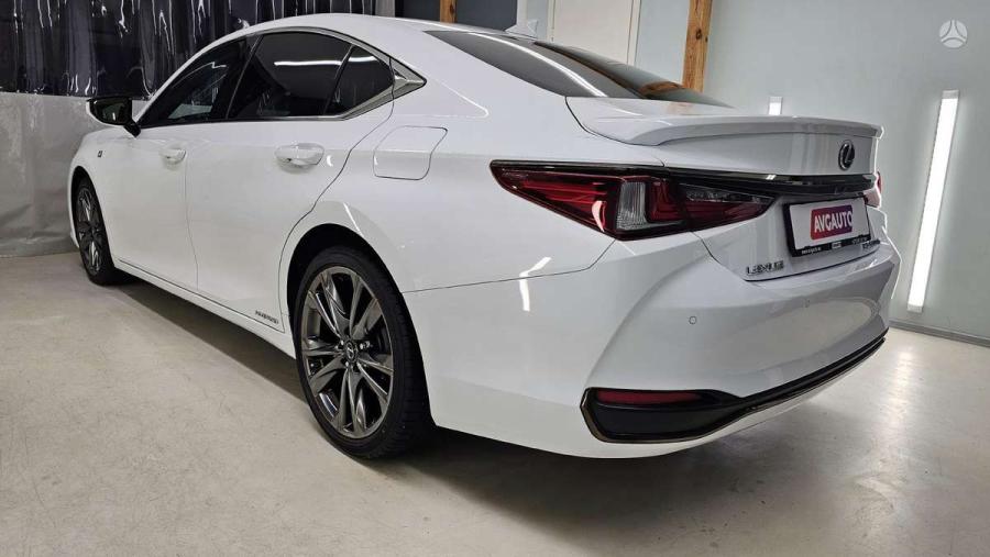 White Lexus ES 300 H 2019 in Tallinn, with an engine capacity of 2.49 L and mileage of 80 thousand km for 34995 €, photo 6 on AUTOMOTO.COM.LV