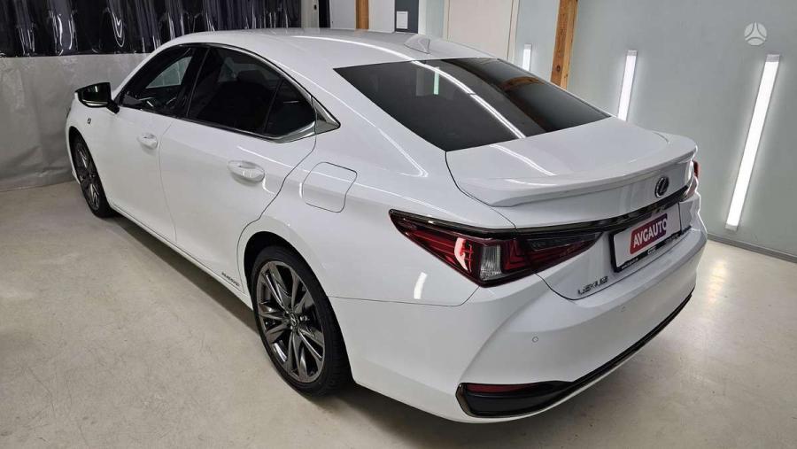 White Lexus ES 300 H 2019 in Tallinn, with an engine capacity of 2.49 L and mileage of 80 thousand km for 34995 €, photo 7 on AUTOMOTO.COM.LV