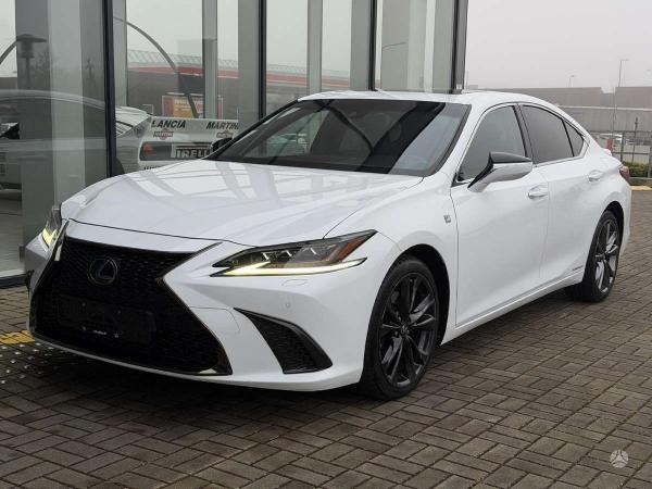 White Lexus ES 300 H 2020 in Vilnius, with an engine capacity of 2.49 L and mileage of 180 thousand km for 29999 €, photo 3 on AUTOMOTO.COM.LV