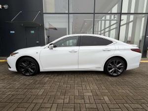 Balts Lexus ES 300 H 2020 Viļņa, ar dzinēja tilpumu 2.49 L un nobraukumu 180 tūkst. km par 29999 €, foto 4 vietnē AUTOMOTO.COM.LV