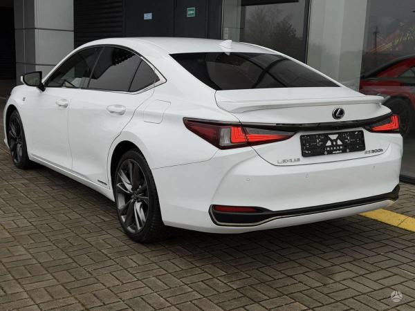 White Lexus ES 300 H 2020 in Vilnius, with an engine capacity of 2.49 L and mileage of 180 thousand km for 29999 €, photo 5 on AUTOMOTO.COM.LV