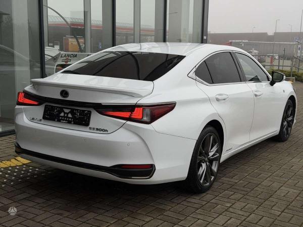White Lexus ES 300 H 2020 in Vilnius, with an engine capacity of 2.49 L and mileage of 180 thousand km for 29999 €, photo 6 on AUTOMOTO.COM.LV