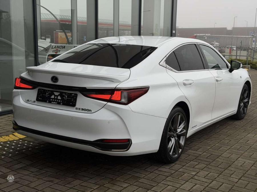Balts Lexus ES 300 H 2020 Viļņa, ar dzinēja tilpumu 2.49 L un nobraukumu 180 tūkst. km par 29999 €, foto 6 vietnē AUTOMOTO.COM.LV