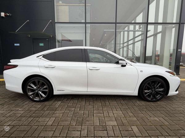 White Lexus ES 300 H 2020 in Vilnius, with an engine capacity of 2.49 L and mileage of 180 thousand km for 29999 €, photo 7 on AUTOMOTO.COM.LV