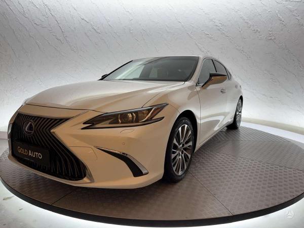 White Lexus ES 300 H 2020 in Vilnius, with an engine capacity of 2.49 L and mileage of 83 thousand km for 34000 €, photo 1 on AUTOMOTO.COM.LV