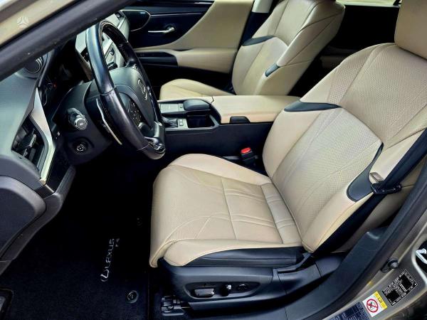 Dzeltens Lexus ES 300 H 2018 Marijampole, ar dzinēja tilpumu 2.49 L un nobraukumu 216 tūkst. km par 23500 €, foto 11 vietnē AUTOMOTO.COM.LV