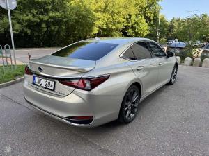 Yellow Lexus ES 300 H 2020 in Vilnius, with an engine capacity of 2.50 L and mileage of 79 thousand km for 35000 €, photo 6 on AUTOMOTO.COM.LV