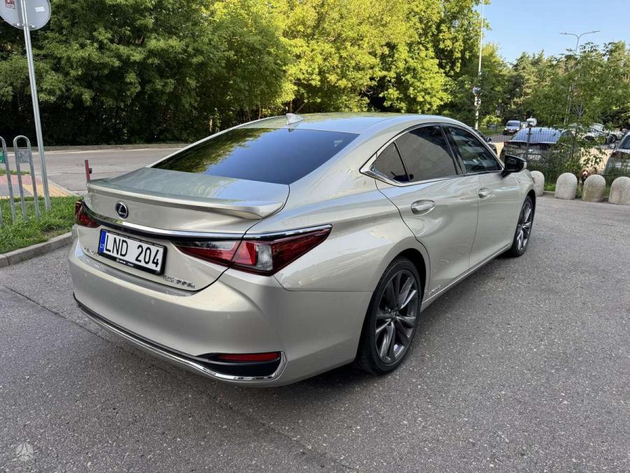 Yellow Lexus ES 300 H 2020 in Vilnius, with an engine capacity of 2.50 L and mileage of 79 thousand km for 35000 €, photo 6 on AUTOMOTO.COM.LV
