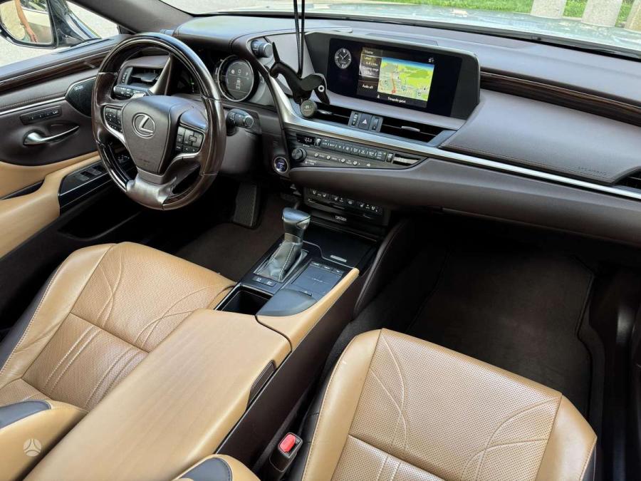 Yellow Lexus ES 300 H 2020 in Vilnius, with an engine capacity of 2.50 L and mileage of 79 thousand km for 35000 €, photo 8 on AUTOMOTO.COM.LV