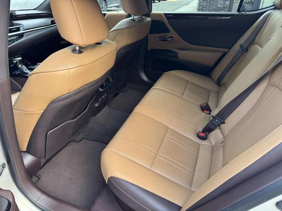 Yellow Lexus ES 300 H 2020 in Vilnius, with an engine capacity of 2.50 L and mileage of 79 thousand km for 35000 €, photo 9 on AUTOMOTO.COM.LV