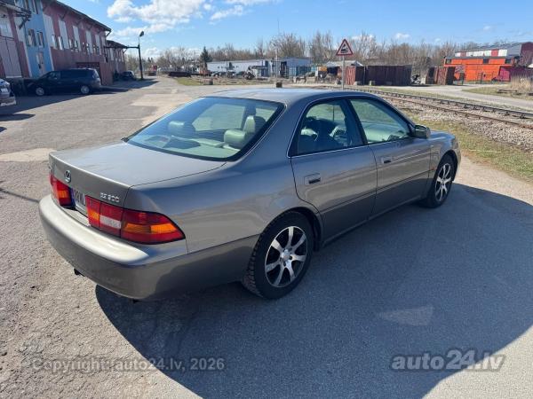 Smilšu krāsa Lexus ES 1998 Tallina, ar dzinēja tilpumu 3.00 L un nobraukumu 191 tūkst. km par 6000 €, foto 5 vietnē AUTOMOTO.COM.LV