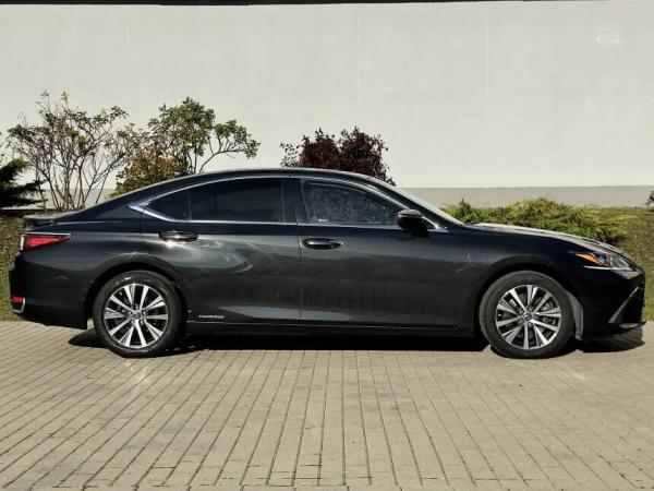 Black Lexus ES 2020 in Riga, with an engine capacity of 2.50 L and mileage of 121 thousand km for 27590 €, photo 4 on AUTOMOTO.COM.LV