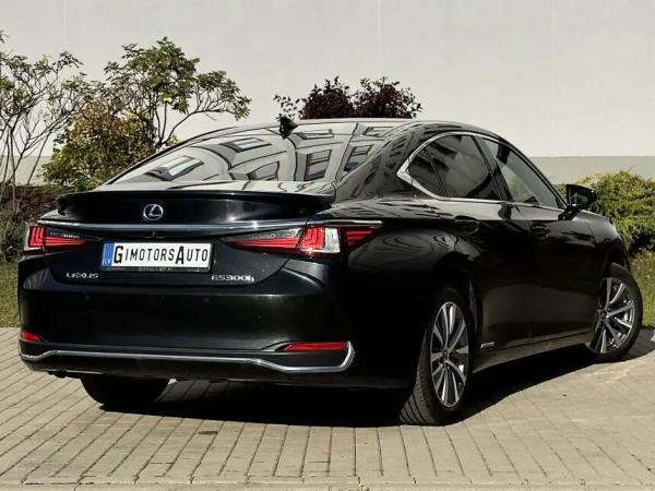 Black Lexus ES 2020 in Riga, with an engine capacity of 2.50 L and mileage of 121 thousand km for 27590 €, photo 5 on AUTOMOTO.COM.LV