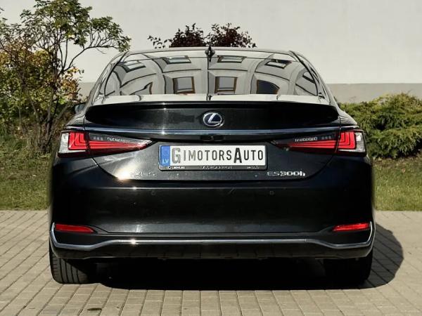 Black Lexus ES 2020 in Riga, with an engine capacity of 2.50 L and mileage of 121 thousand km for 27590 €, photo 6 on AUTOMOTO.COM.LV
