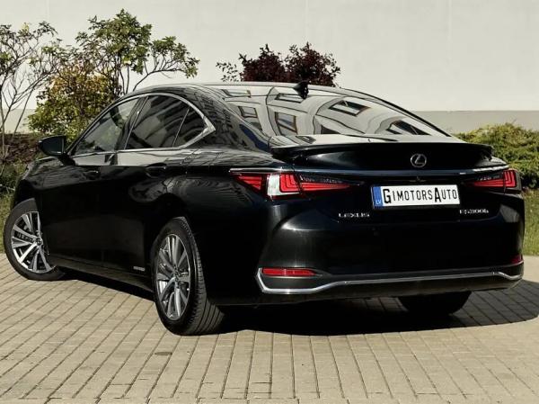 Black Lexus ES 2020 in Riga, with an engine capacity of 2.50 L and mileage of 121 thousand km for 27590 €, photo 7 on AUTOMOTO.COM.LV