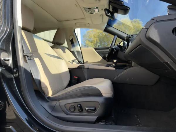 Black Lexus ES 2020 in Riga, with an engine capacity of 2.50 L and mileage of 121 thousand km for 27590 €, photo 10 on AUTOMOTO.COM.LV