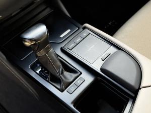 Melns Lexus ES 2020 Rīga, ar dzinēja tilpumu 2.50 L un nobraukumu 121 tūkst. km par 27590 €, foto 26 vietnē AUTOMOTO.COM.LV