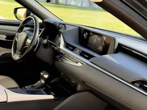 Melns Lexus ES 2020 Rīga, ar dzinēja tilpumu 2.50 L un nobraukumu 121 tūkst. km par 27590 €, foto 27 vietnē AUTOMOTO.COM.LV