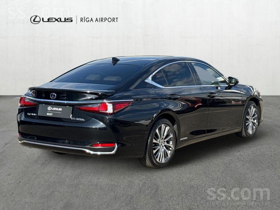 Black Lexus ES 2020 in Riga, with an engine capacity of 2.50 L and mileage of 178 thousand km for 25500 €, photo 3 on AUTOMOTO.COM.LV