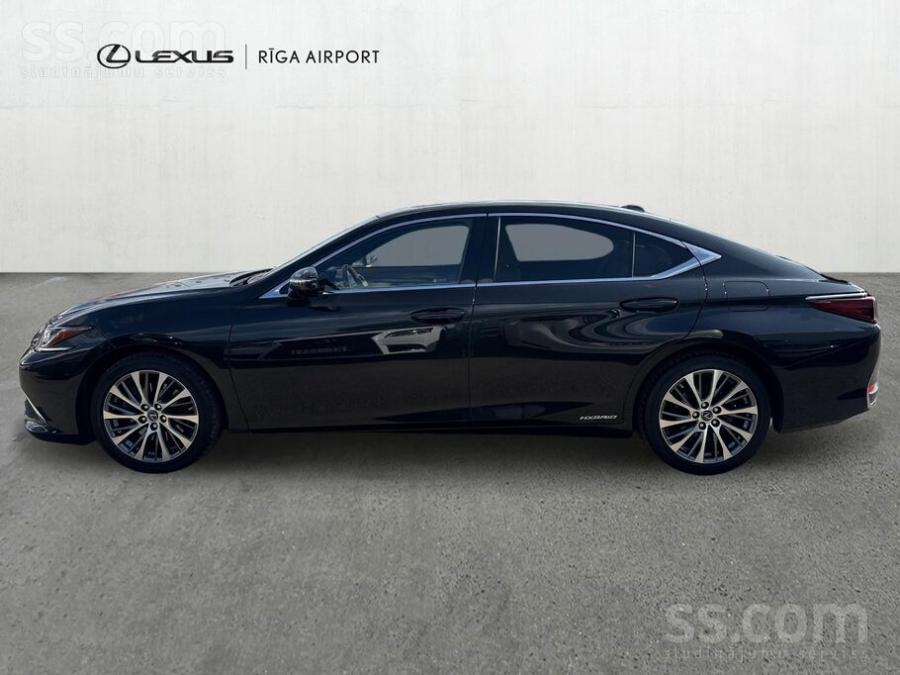 Black Lexus ES 2020 in Riga, with an engine capacity of 2.50 L and mileage of 178 thousand km for 25500 €, photo 4 on AUTOMOTO.COM.LV