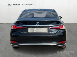 Black Lexus ES 2020 in Riga, with an engine capacity of 2.50 L and mileage of 178 thousand km for 25500 €, photo 5 on AUTOMOTO.COM.LV
