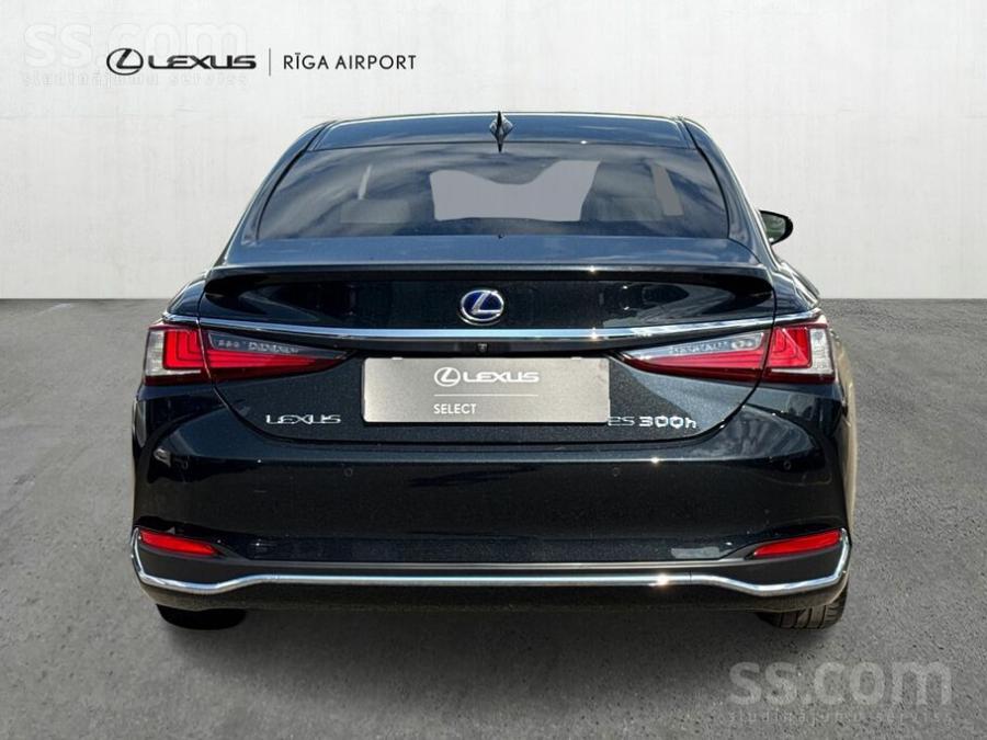 Black Lexus ES 2020 in Riga, with an engine capacity of 2.50 L and mileage of 178 thousand km for 25500 €, photo 5 on AUTOMOTO.COM.LV