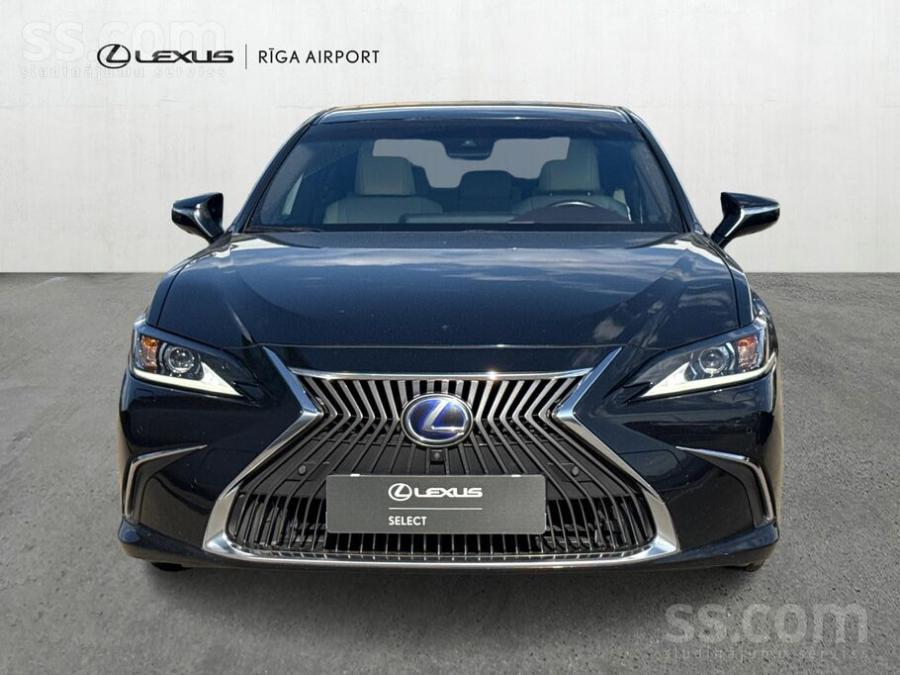 Black Lexus ES 2020 in Riga, with an engine capacity of 2.50 L and mileage of 178 thousand km for 25500 €, photo 6 on AUTOMOTO.COM.LV