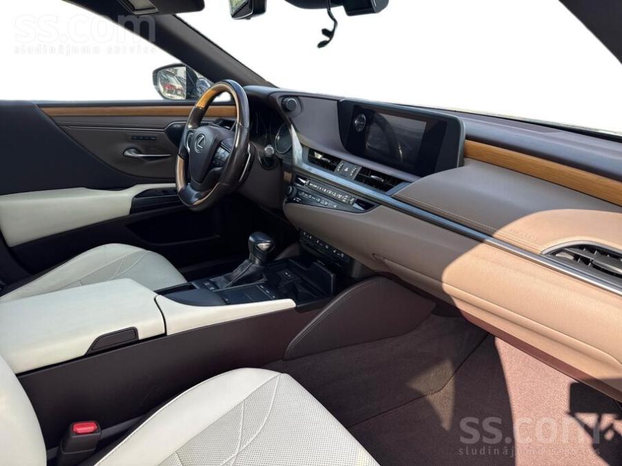 Black Lexus ES 2020 in Riga, with an engine capacity of 2.50 L and mileage of 178 thousand km for 25500 €, photo 7 on AUTOMOTO.COM.LV