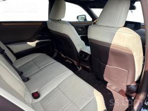 Black Lexus ES 2020 in Riga, with an engine capacity of 2.50 L and mileage of 178 thousand km for 25500 €, photo 8 on AUTOMOTO.COM.LV