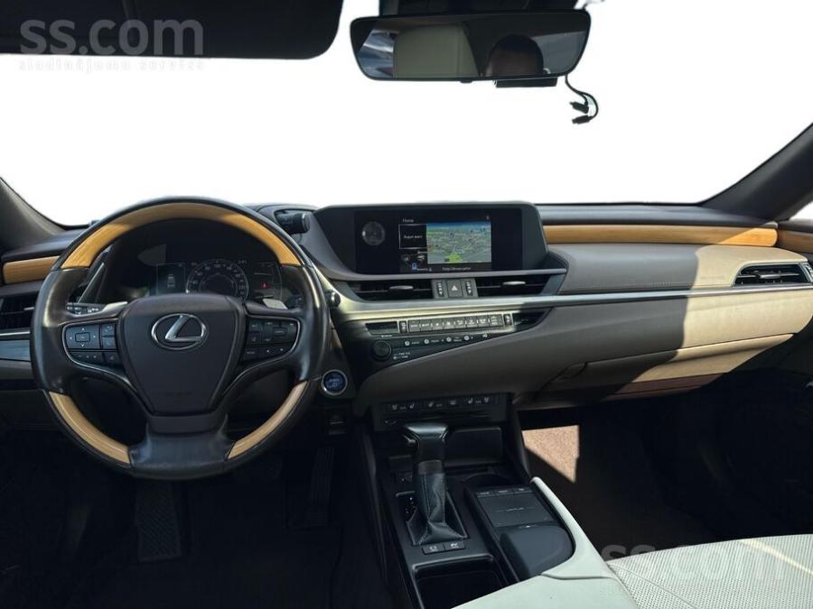 Black Lexus ES 2020 in Riga, with an engine capacity of 2.50 L and mileage of 178 thousand km for 25500 €, photo 9 on AUTOMOTO.COM.LV