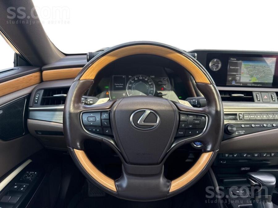 Black Lexus ES 2020 in Riga, with an engine capacity of 2.50 L and mileage of 178 thousand km for 25500 €, photo 10 on AUTOMOTO.COM.LV