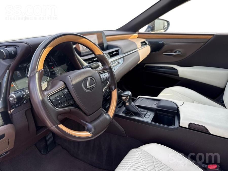 Black Lexus ES 2020 in Riga, with an engine capacity of 2.50 L and mileage of 178 thousand km for 25500 €, photo 12 on AUTOMOTO.COM.LV