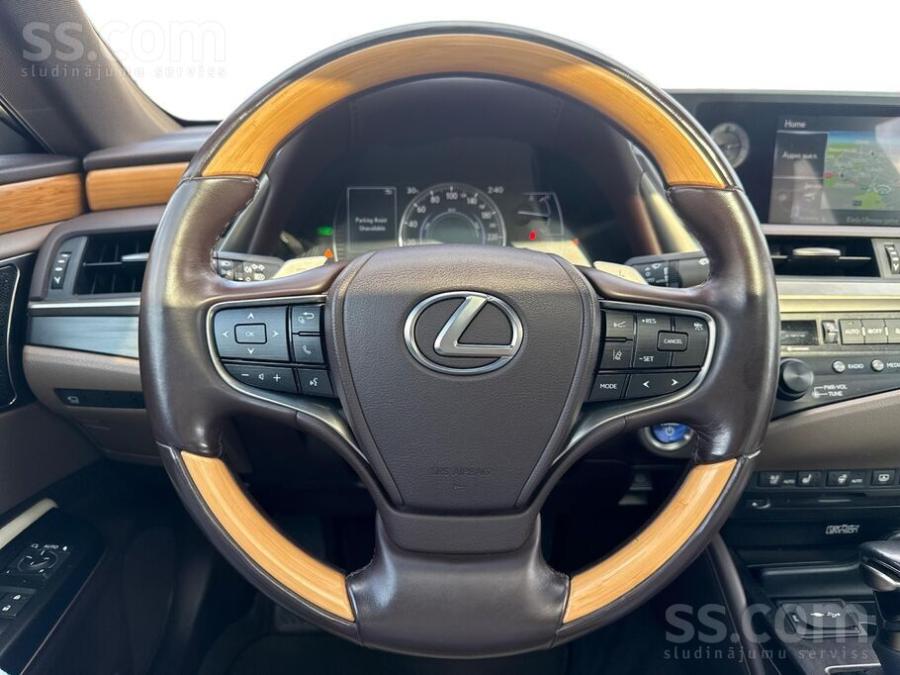 Black Lexus ES 2020 in Riga, with an engine capacity of 2.50 L and mileage of 178 thousand km for 25500 €, photo 13 on AUTOMOTO.COM.LV