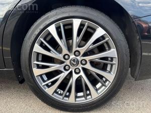 Black Lexus ES 2020 in Riga, with an engine capacity of 2.50 L and mileage of 178 thousand km for 25500 €, photo 16 on AUTOMOTO.COM.LV