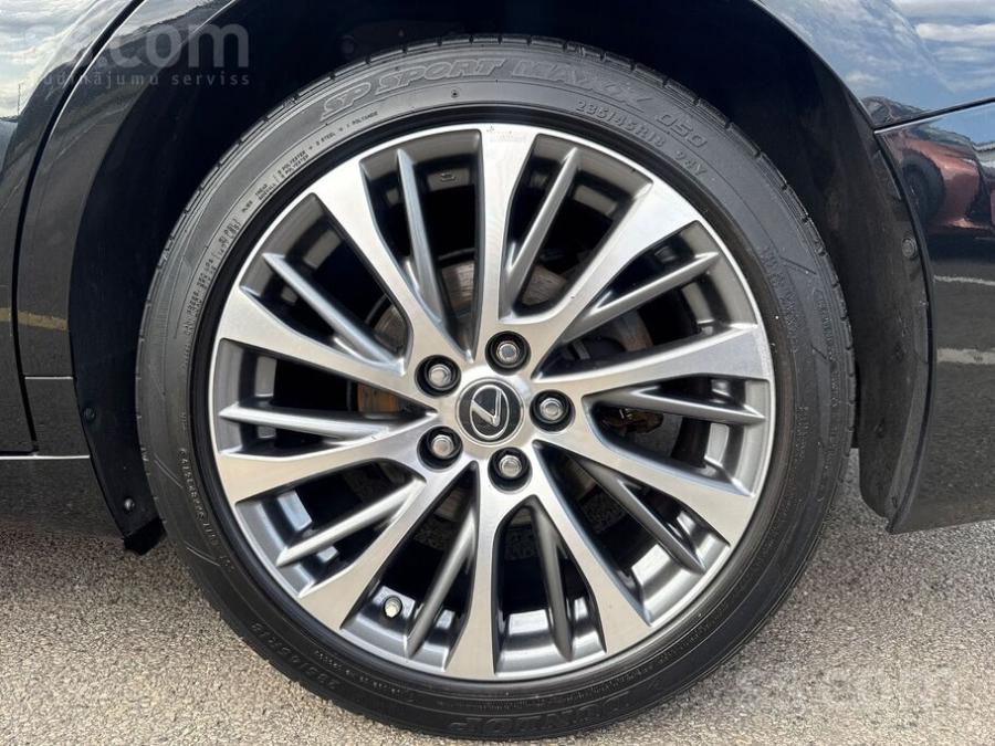 Black Lexus ES 2020 in Riga, with an engine capacity of 2.50 L and mileage of 178 thousand km for 25500 €, photo 16 on AUTOMOTO.COM.LV