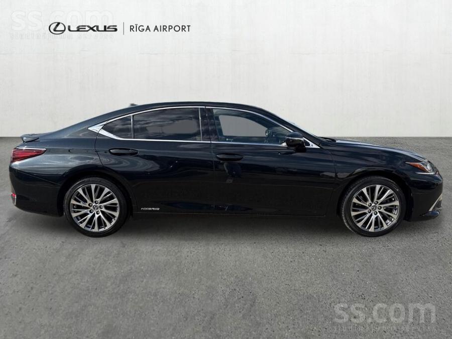 Black Lexus ES 2020 in Riga, with an engine capacity of 2.50 L and mileage of 178 thousand km for 25500 €, photo 17 on AUTOMOTO.COM.LV