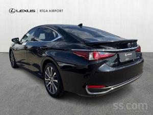 Black Lexus ES 2020 in Riga, with an engine capacity of 2.50 L and mileage of 178 thousand km for 25500 €, photo 18 on AUTOMOTO.COM.LV
