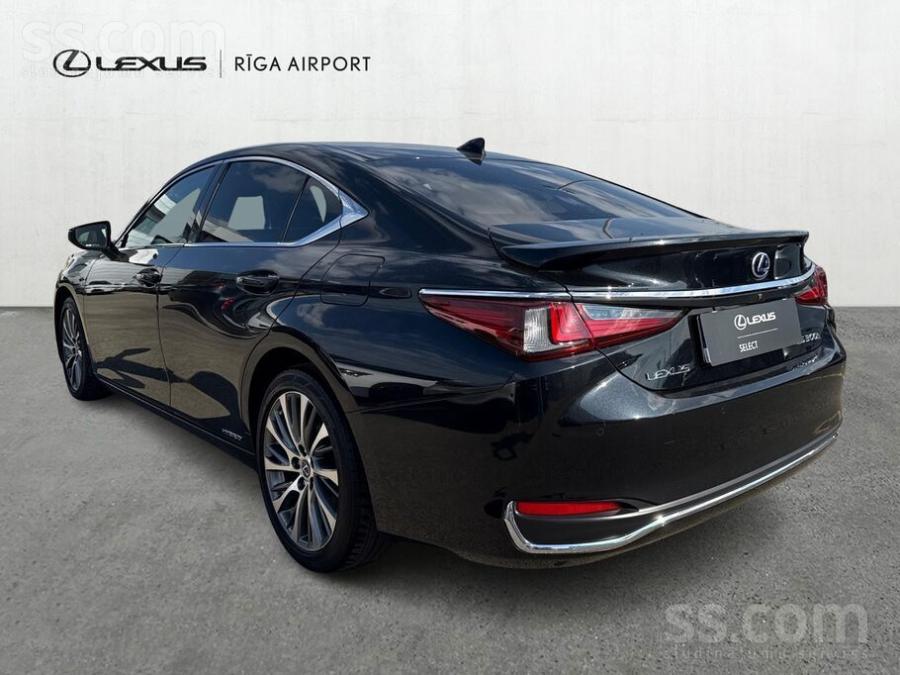 Black Lexus ES 2020 in Riga, with an engine capacity of 2.50 L and mileage of 178 thousand km for 25500 €, photo 18 on AUTOMOTO.COM.LV