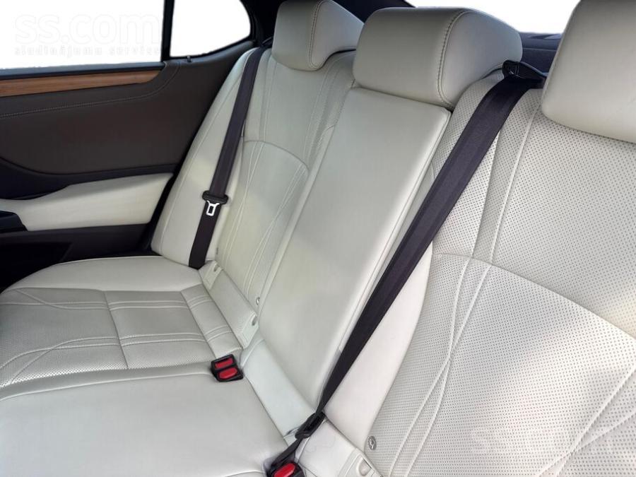 Black Lexus ES 2020 in Riga, with an engine capacity of 2.50 L and mileage of 178 thousand km for 25500 €, photo 20 on AUTOMOTO.COM.LV