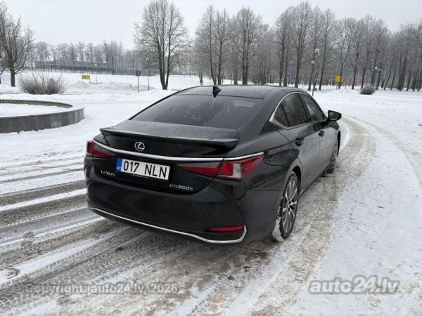 Black Lexus ES 2021 in Tallinn, with an engine capacity of 2.50 L and mileage of 93 thousand km for 33000 €, photo 7 on AUTOMOTO.COM.LV