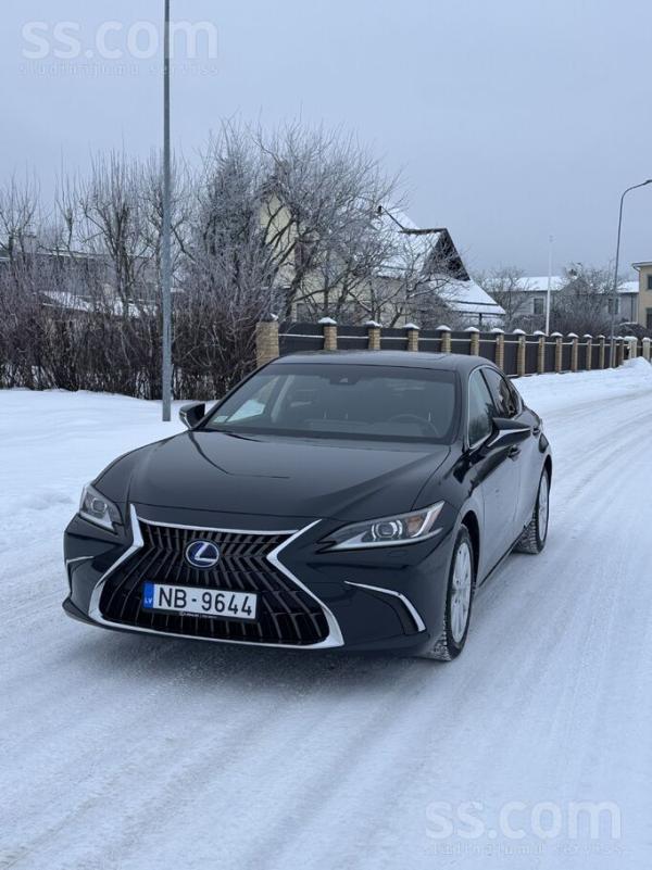 Black Lexus ES 2022 in Jurmala, with an engine capacity of 2.50 L and mileage of 58 thousand km for 35200 €, photo 1 on AUTOMOTO.COM.LV