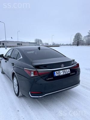 Black Lexus ES 2022 in Jurmala, with an engine capacity of 2.50 L and mileage of 58 thousand km for 35200 €, photo 4 on AUTOMOTO.COM.LV