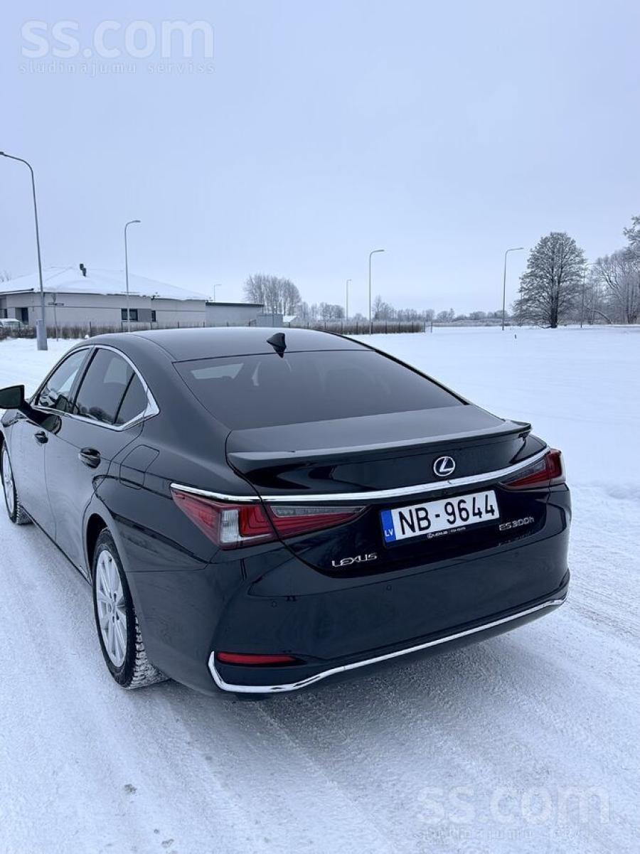 Black Lexus ES 2022 in Jurmala, with an engine capacity of 2.50 L and mileage of 58 thousand km for 35200 €, photo 4 on AUTOMOTO.COM.LV